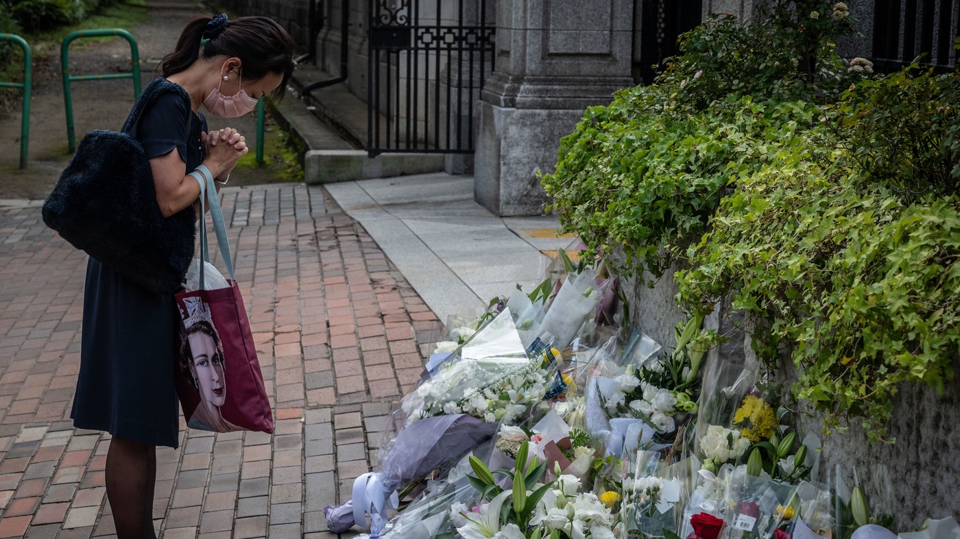 These images show people around the world honoring Queen Elizabeth II ...