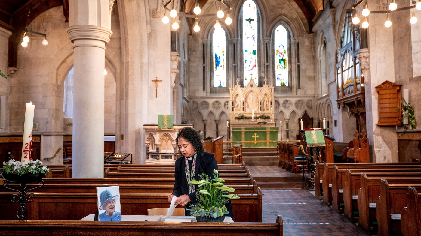 These images show people around the world honoring Queen Elizabeth II ...