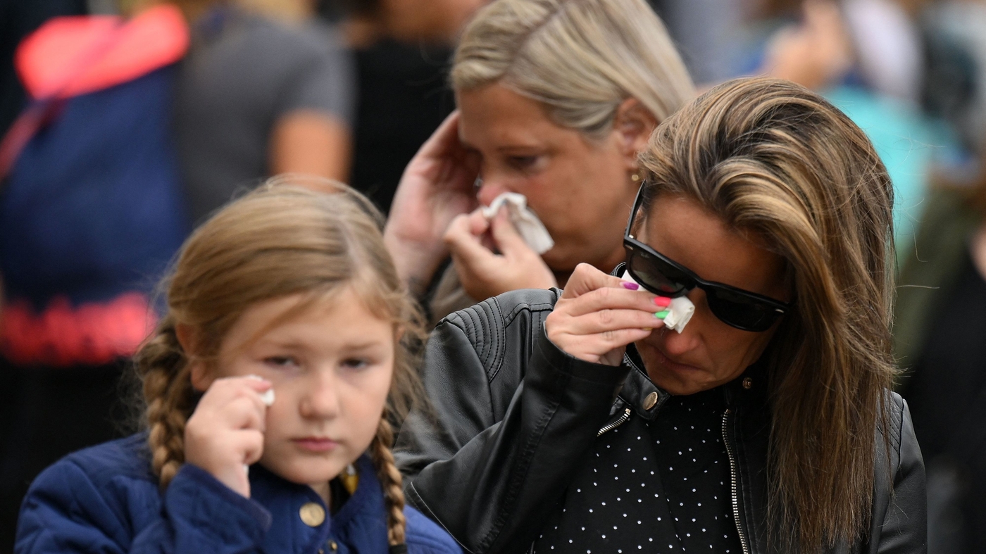 These images show people around the world honoring Queen Elizabeth II ...