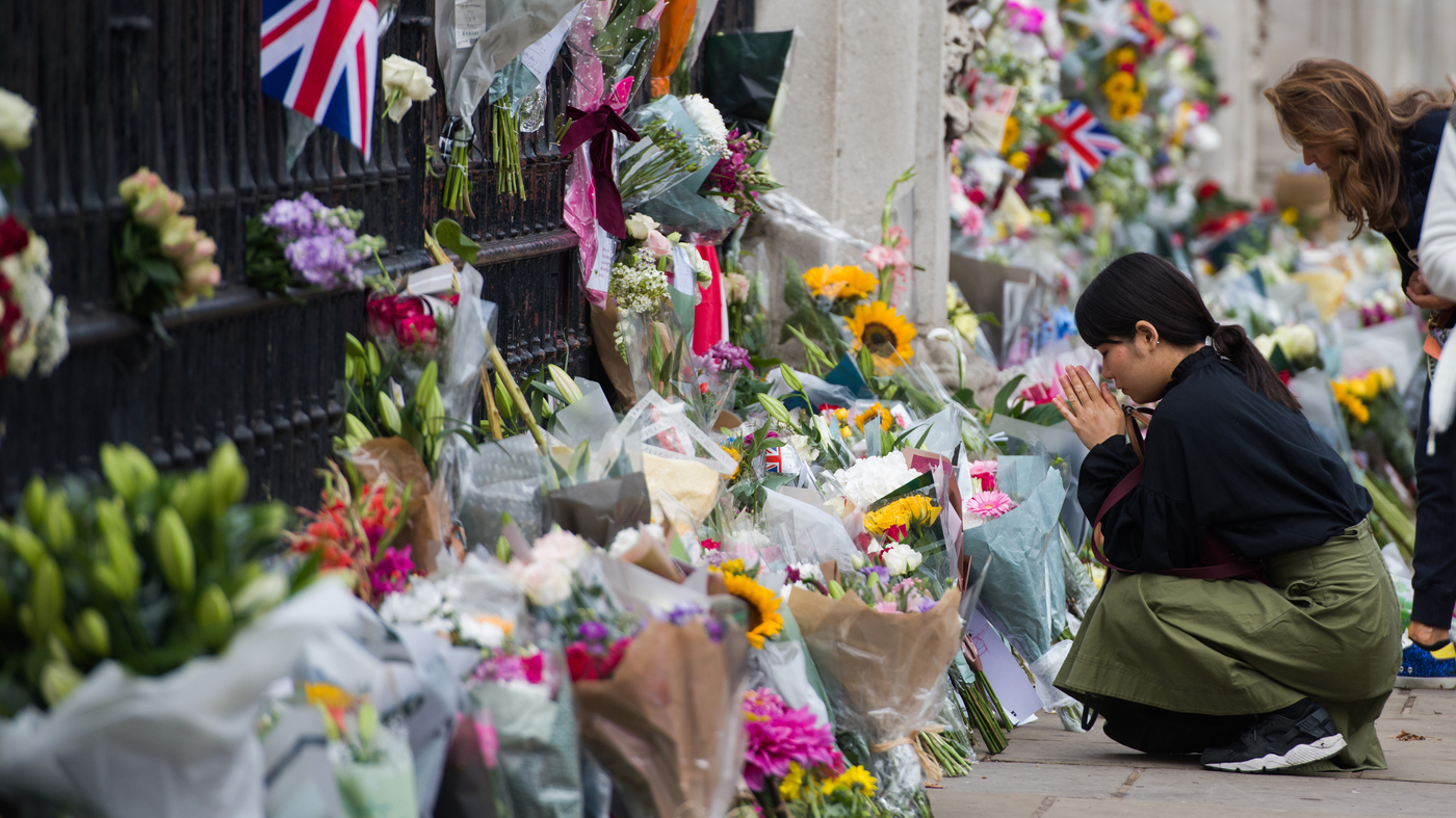 These images show people around the world honoring Queen Elizabeth II ...