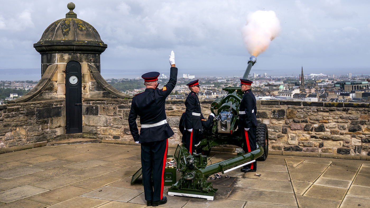 These images show people around the world honoring Queen Elizabeth II ...