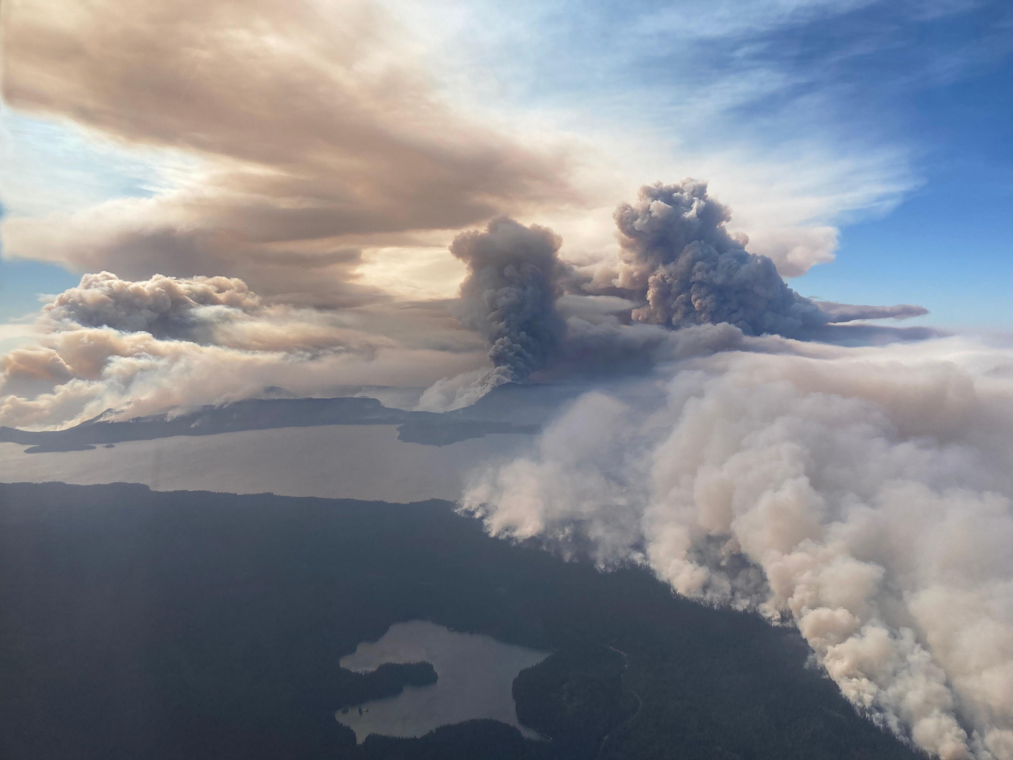 More than 2,000 Oregon homes are evacuated as the Cedar Creek fire ...