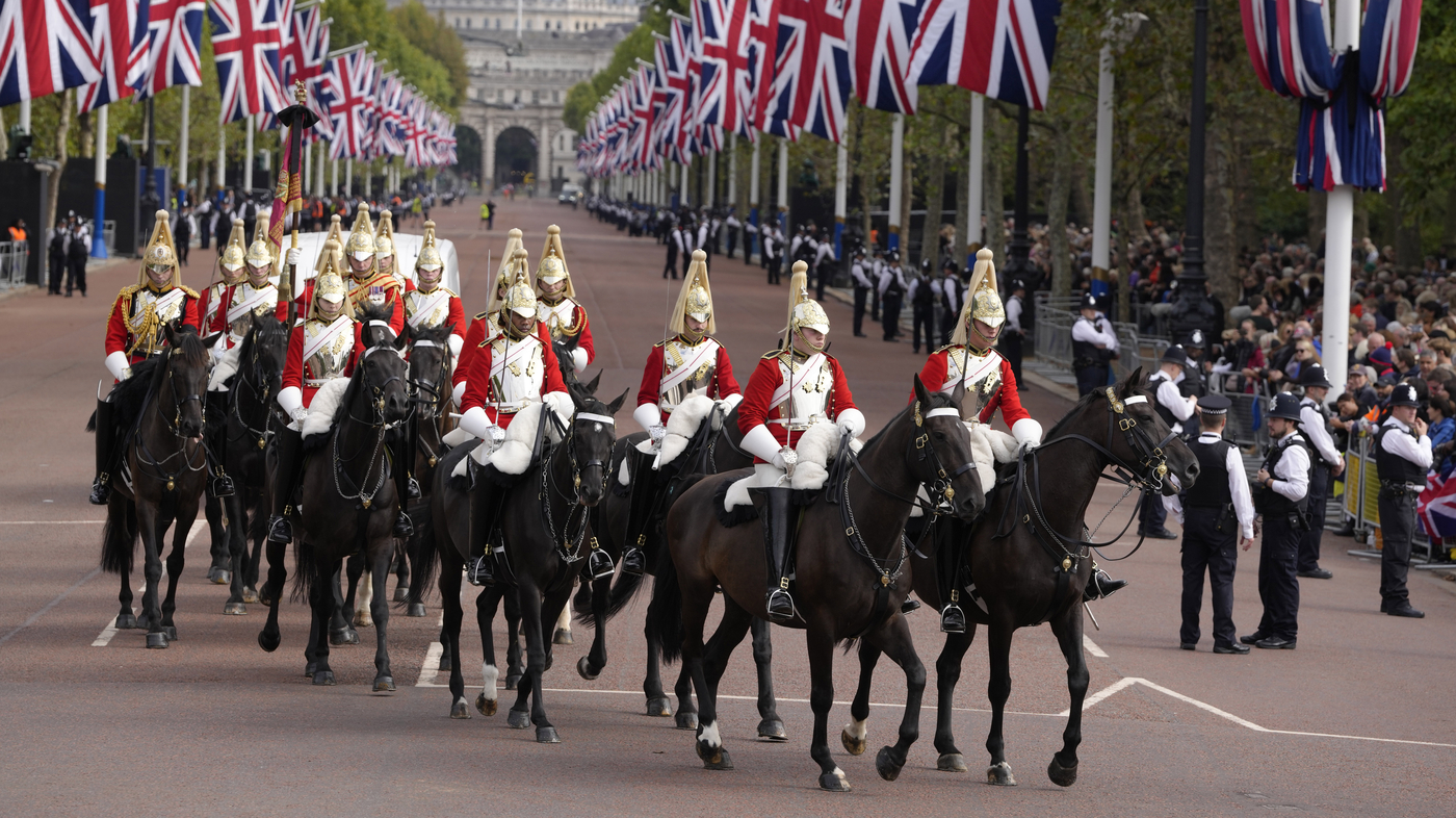 Queen Elizabeth II lies in state after a solemn procession : NPR
