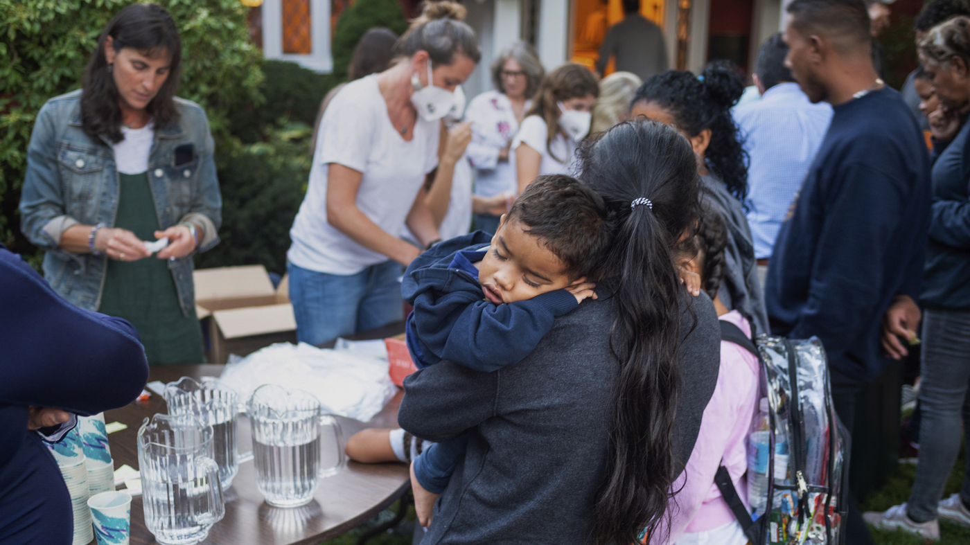 After migrants arrive in Martha's Vineyard, the community works to ...