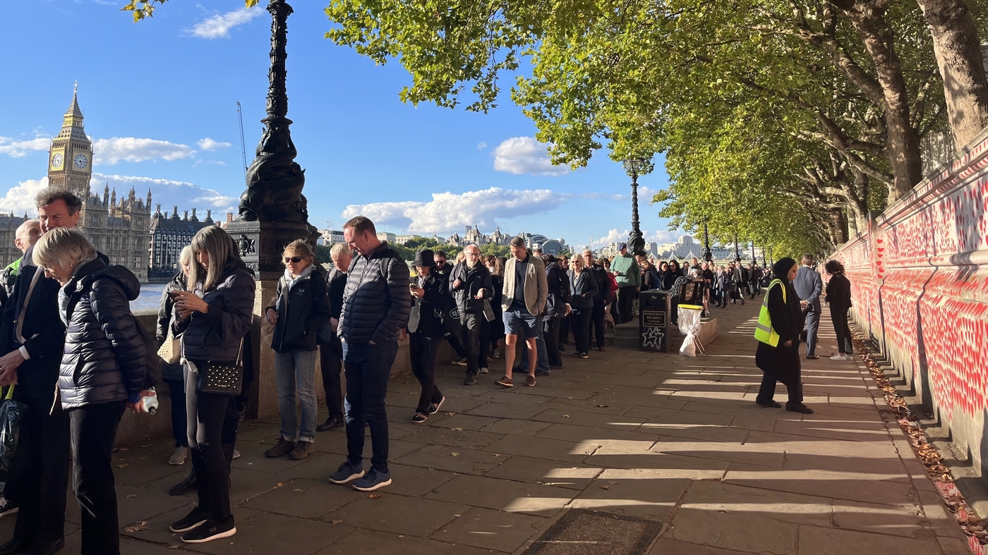 In the queue to see Queen Elizabeth II, mourners make history and ...