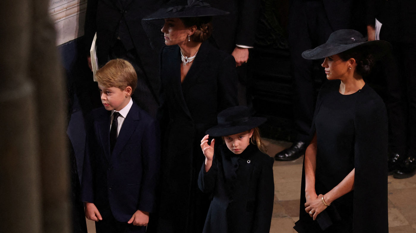 Brits take the Long Walk to say final goodbyes to Queen Elizabeth : NPR