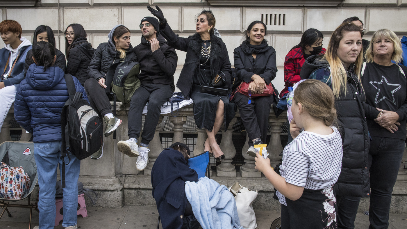 Brits take the Long Walk to say final goodbyes to Queen Elizabeth : NPR