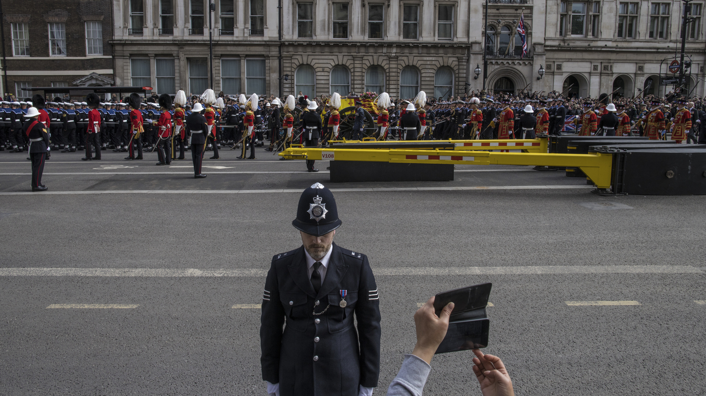 Queen Elizabeth's funeral: Outside Westminster Abbey, ordinary Brits ...