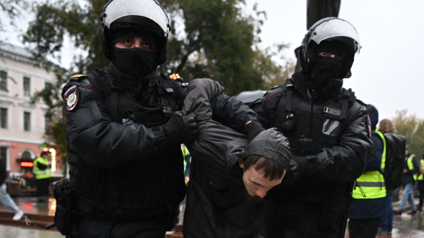 Russians protested in dozens of cities against Putin's military draft : NPR