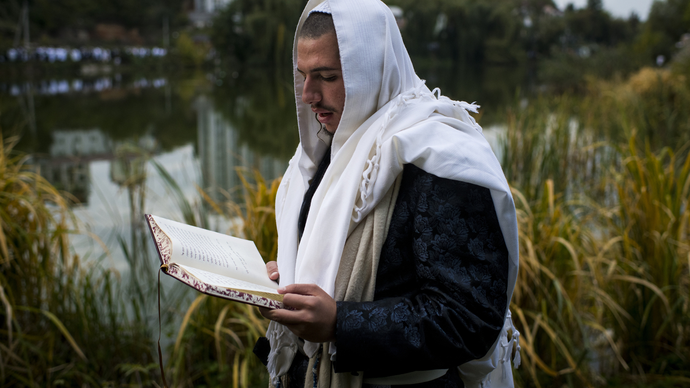 War didn't stop Hasidic pilgrims from gathering in Ukraine for the Jewish new year : The Picture ...