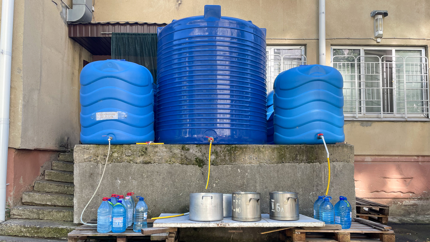 Ukrainians in Mykolaiv struggle after Russian forces blew up water ...