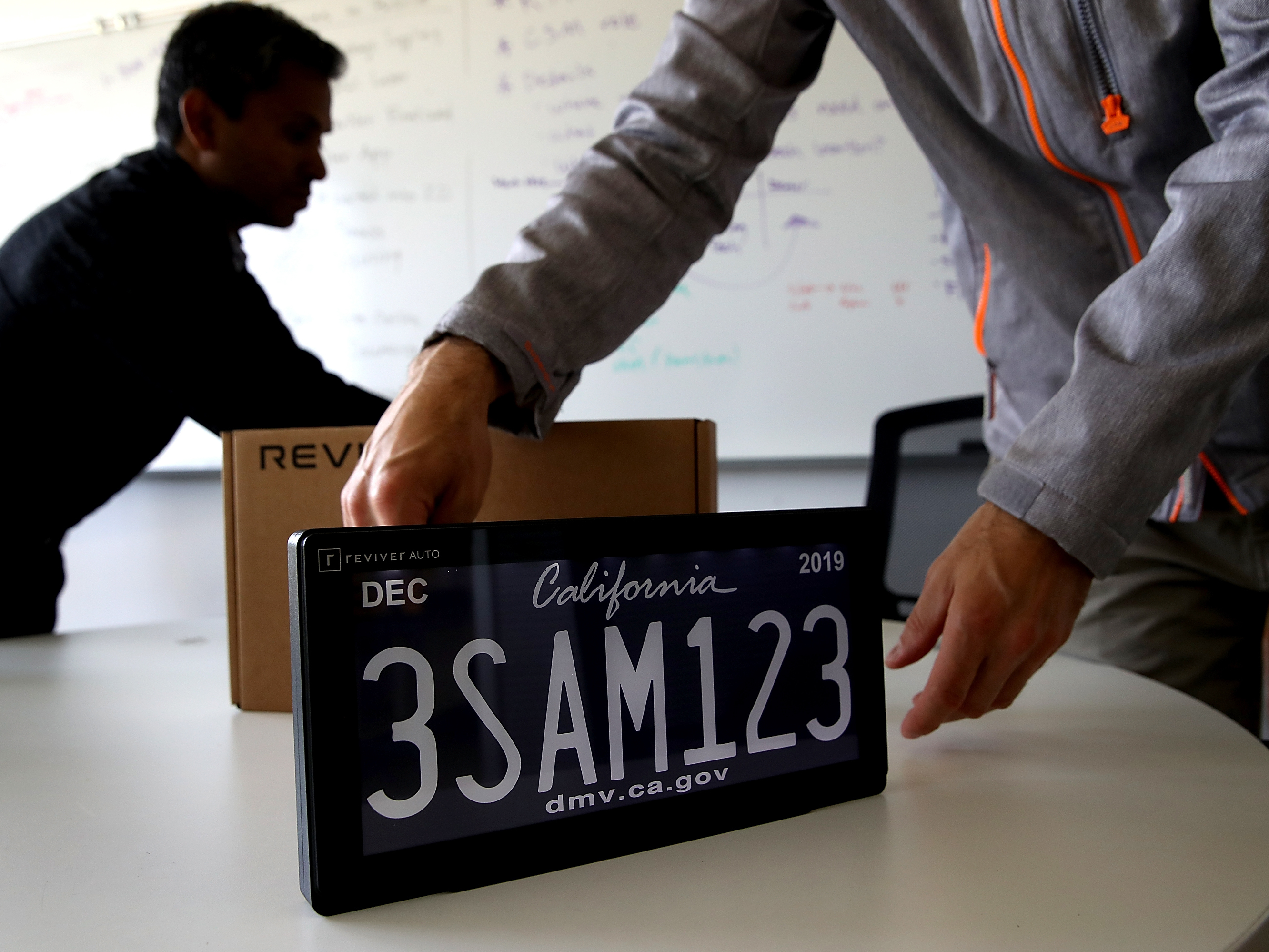 California drivers can now sport digital license plates on their cars ...