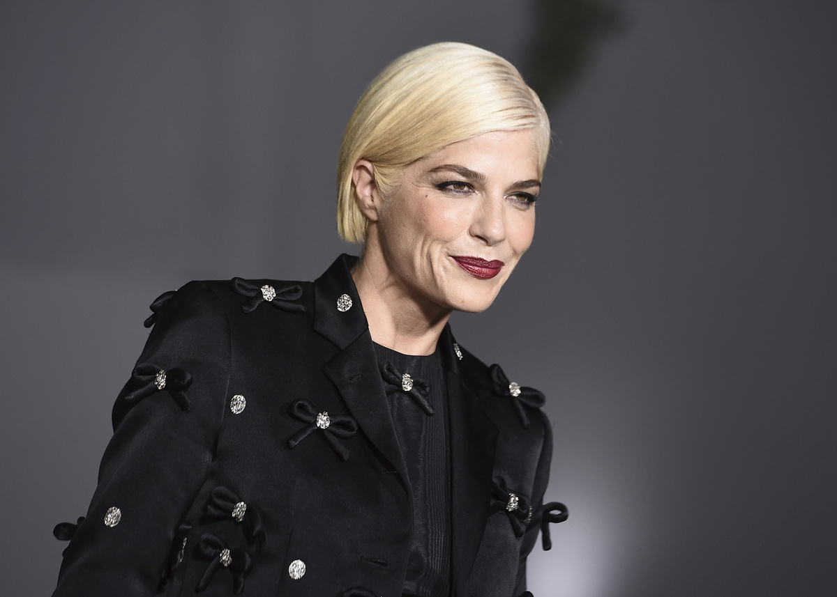Selma Blair leaves Dancing with the Stars due to multiple sclerosis ...