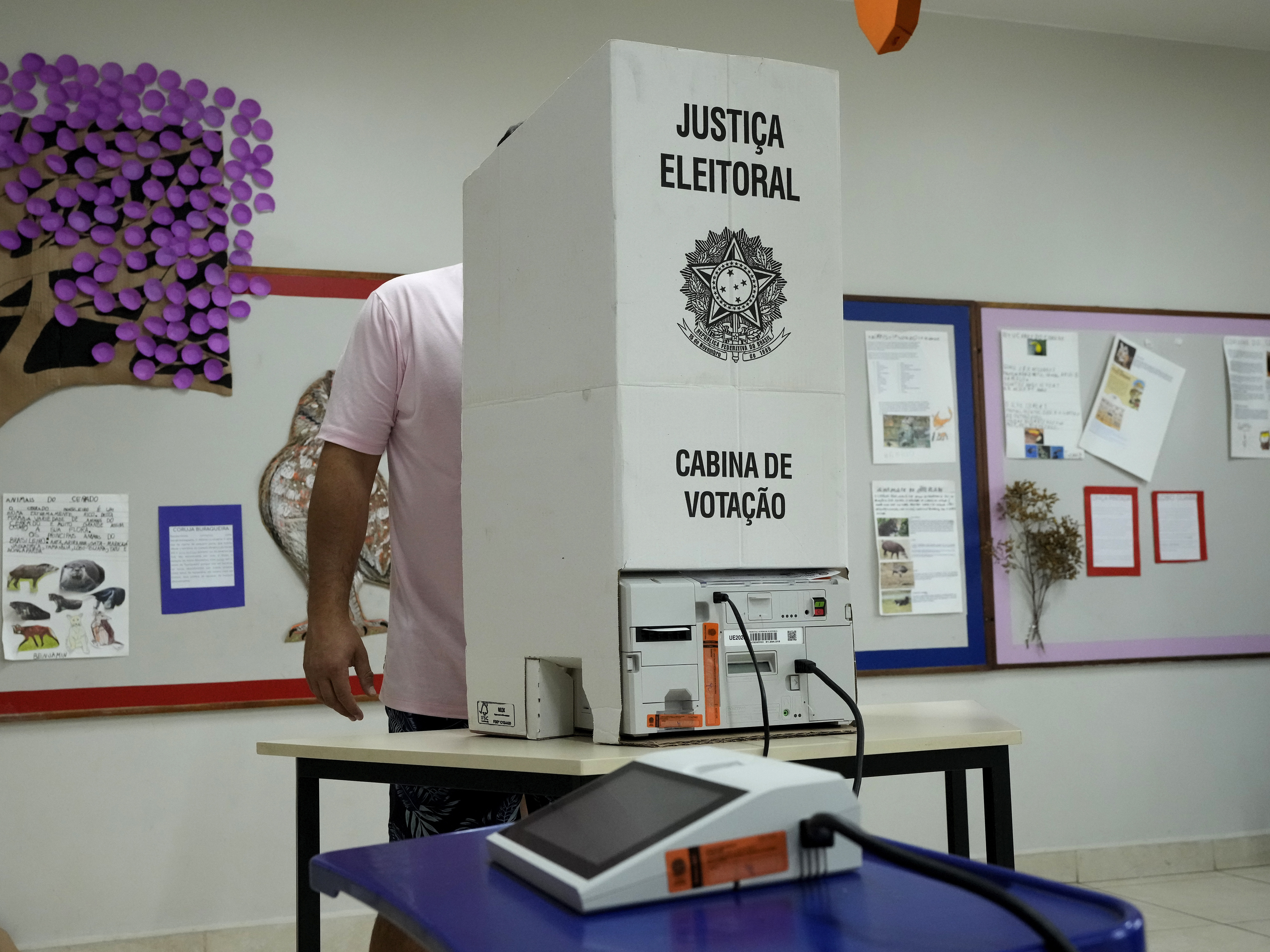 Brazilian voters go to polls to choose between Bolsonaro and Lula in ...