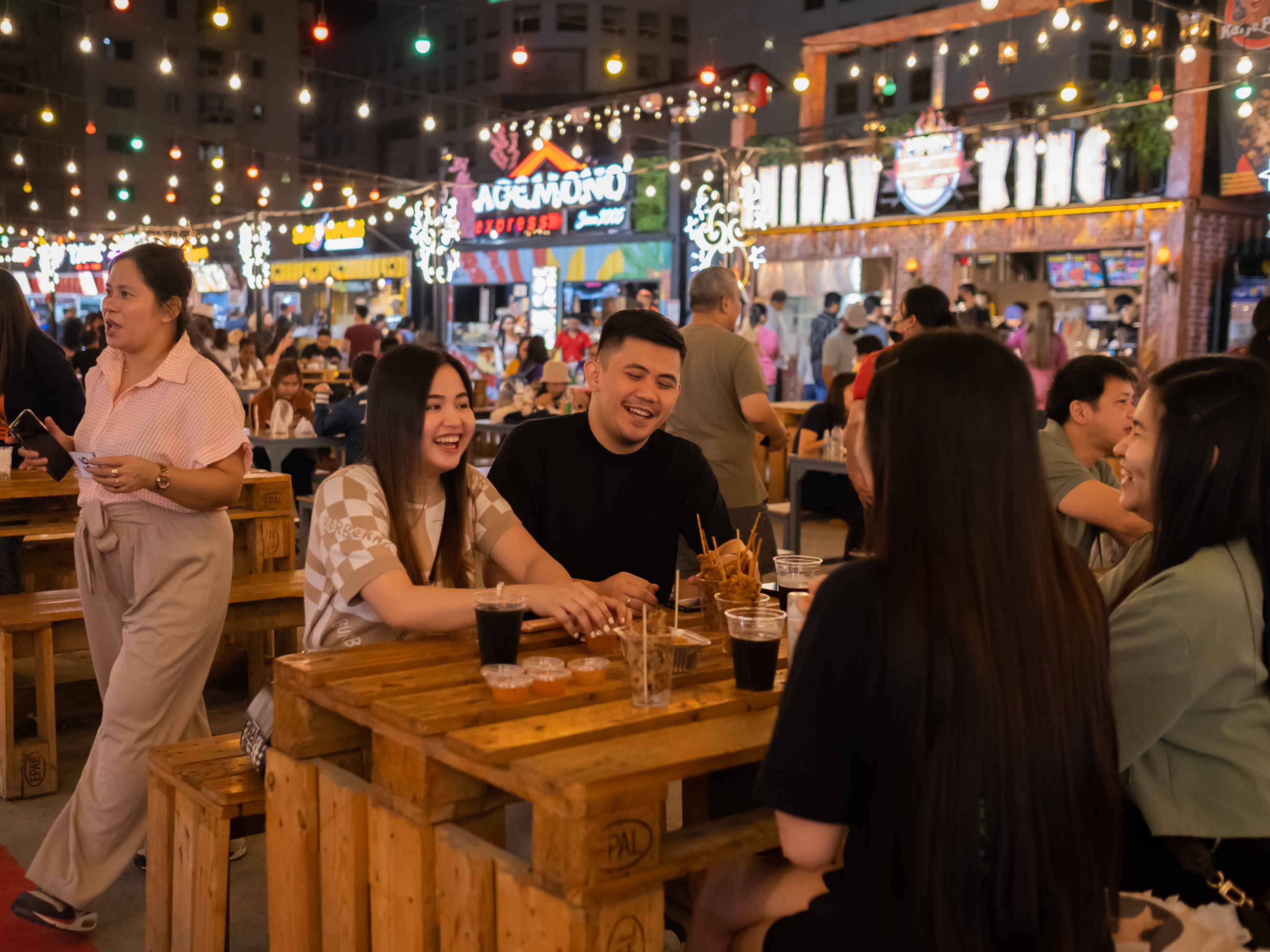 Filipino workers in Dubai gather to celebrate Christmas far away from ...