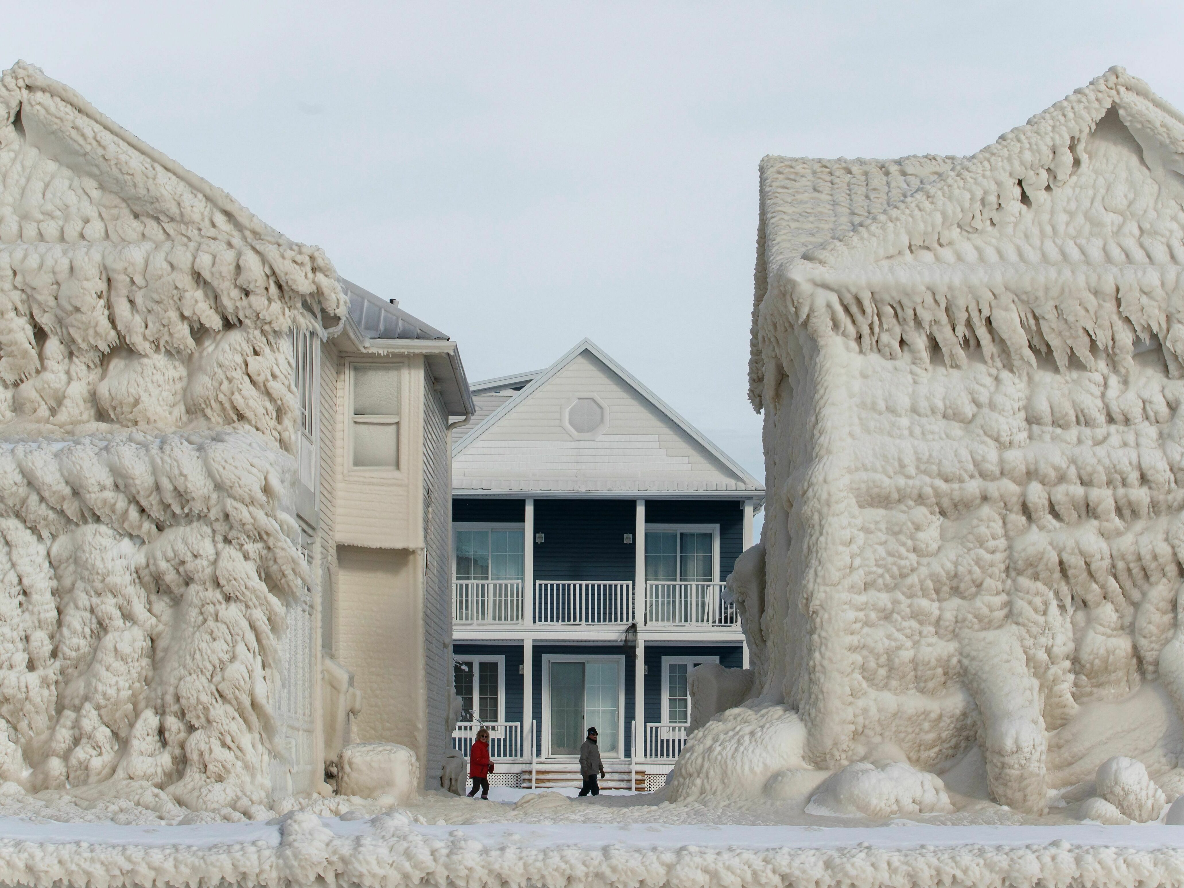 PHOTOS: Beachfront houses along Lake Erie are draped in ice after the ...