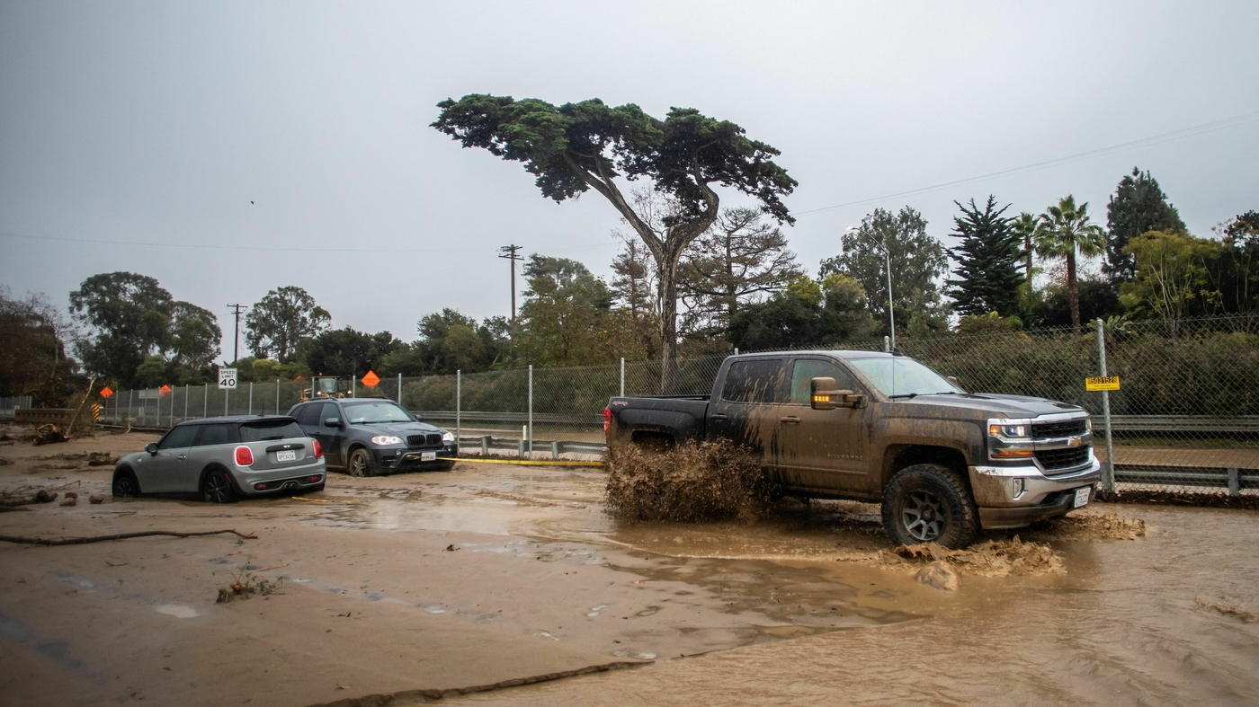 California storm updates: Death toll rises to 17 with communities ...