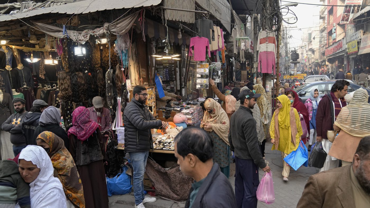 Pakistan's economic crisis is one of several roiling the country : NPR