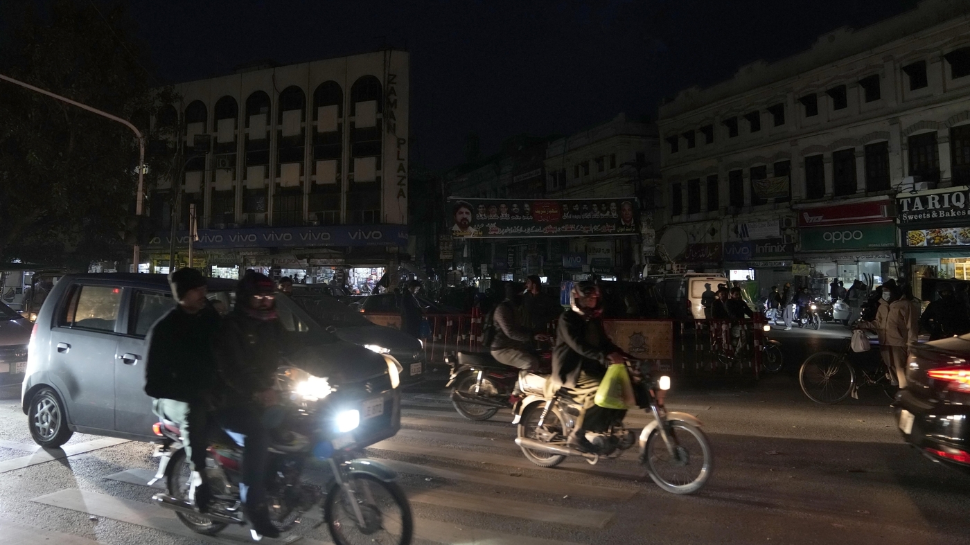 Pakistan's economic crisis is one of several roiling the country : NPR