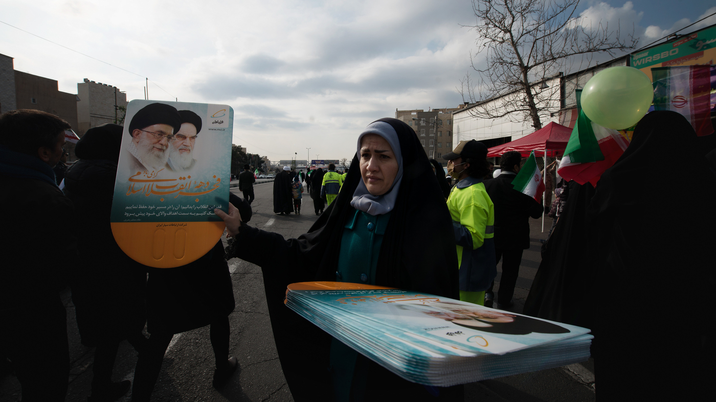 Fireworks and 'Death to the dictator': Iranians mark the Revolution, 44 ...