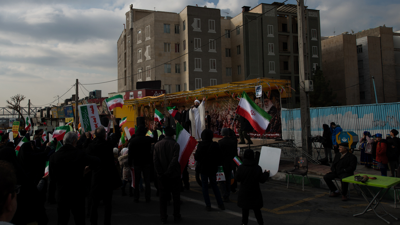 Fireworks and 'Death to the dictator': Iranians mark the Revolution, 44 ...