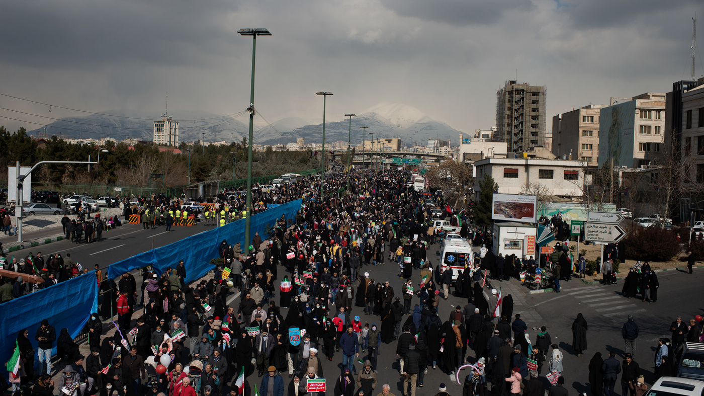 Fireworks and 'Death to the dictator': Iranians mark the Revolution, 44 years on : The Picture ...