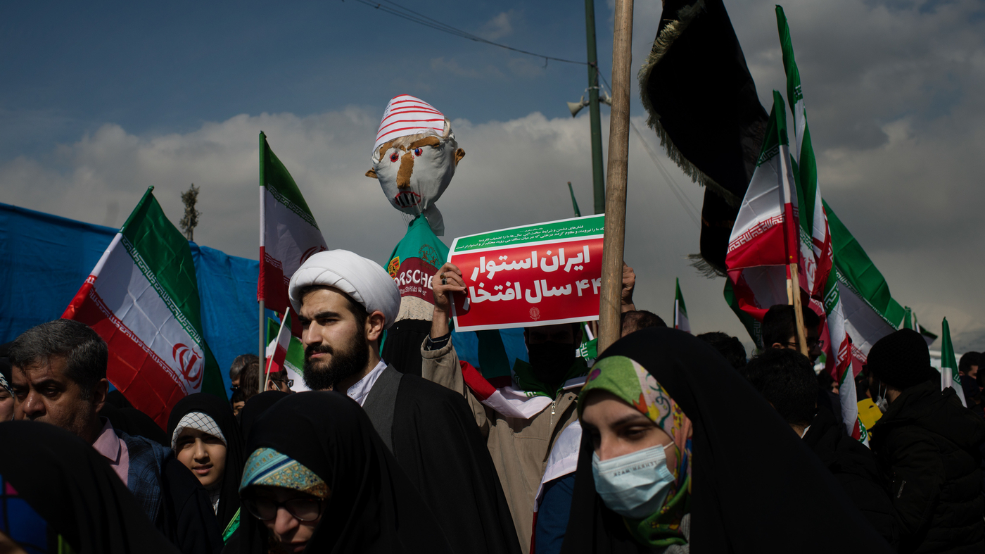 Fireworks and 'Death to the dictator': Iranians mark the Revolution, 44 ...