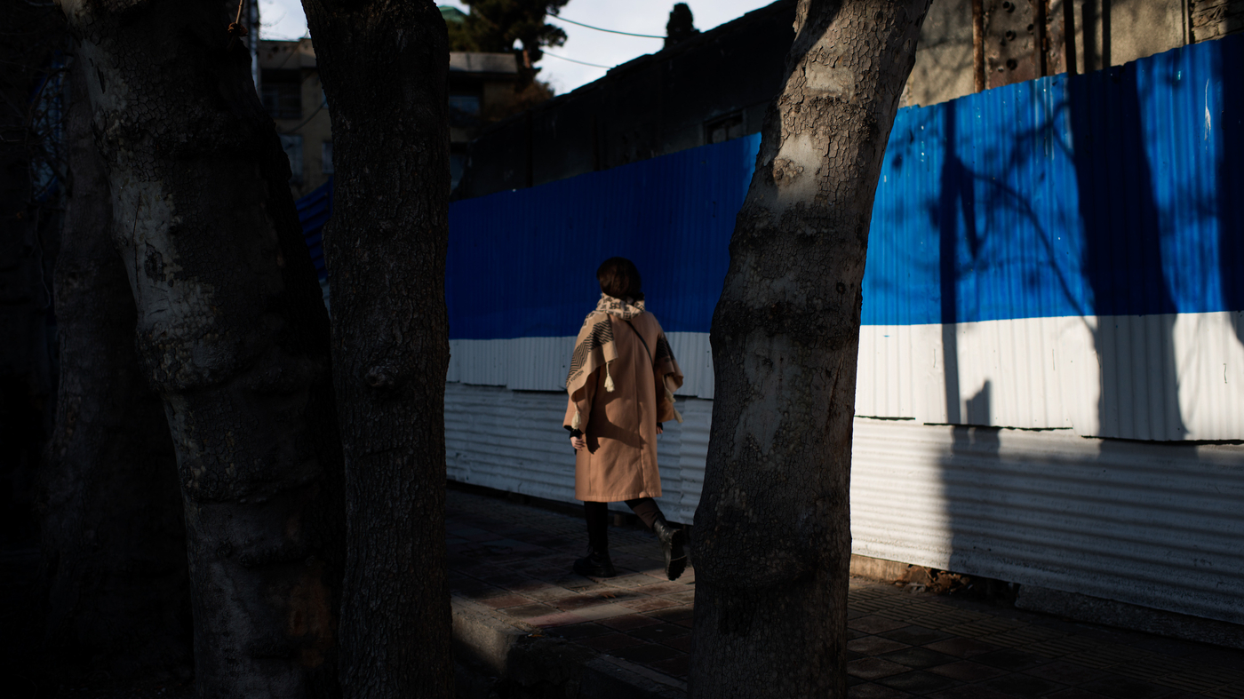 Women in Iran are refusing to wear headscarves, in open defiance of the regime : The Picture ...