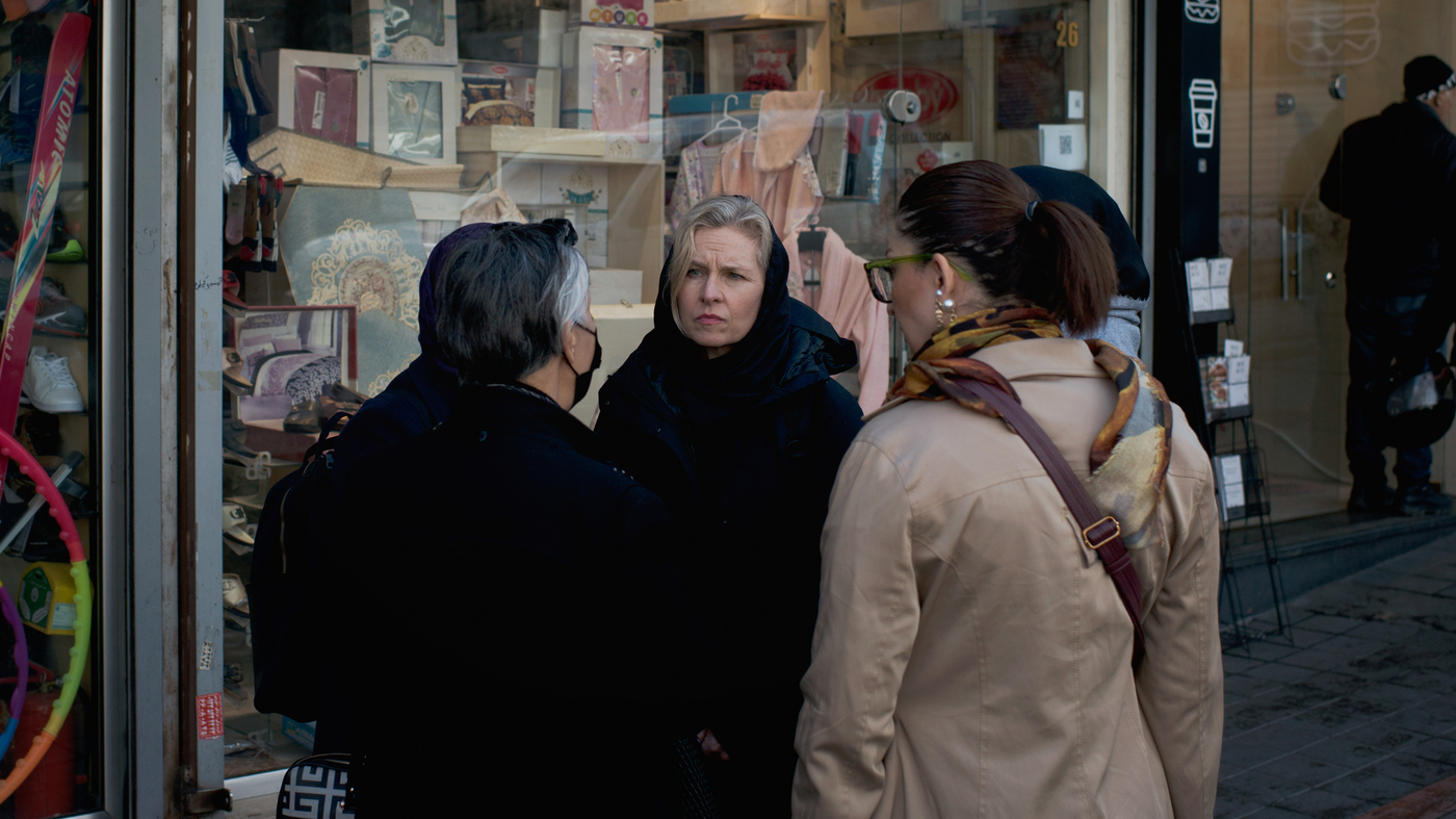 Women in Iran are refusing to wear headscarves, in open defiance of the regime : The Picture ...