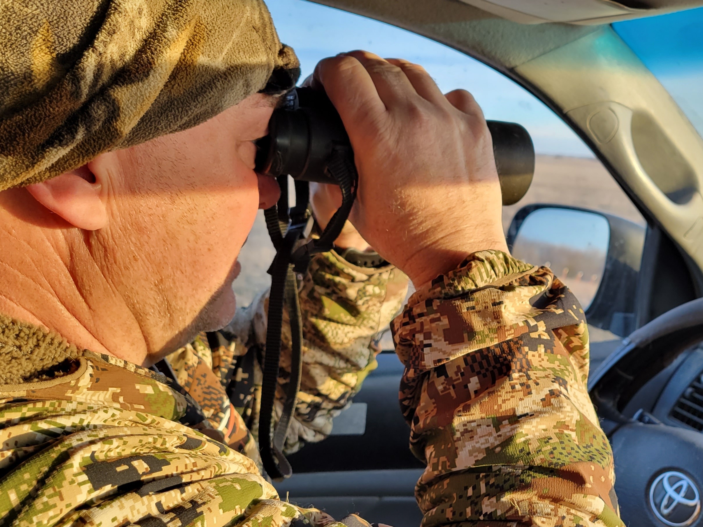 On the Kansas prairie, a master falconer develops a unique bond with ...