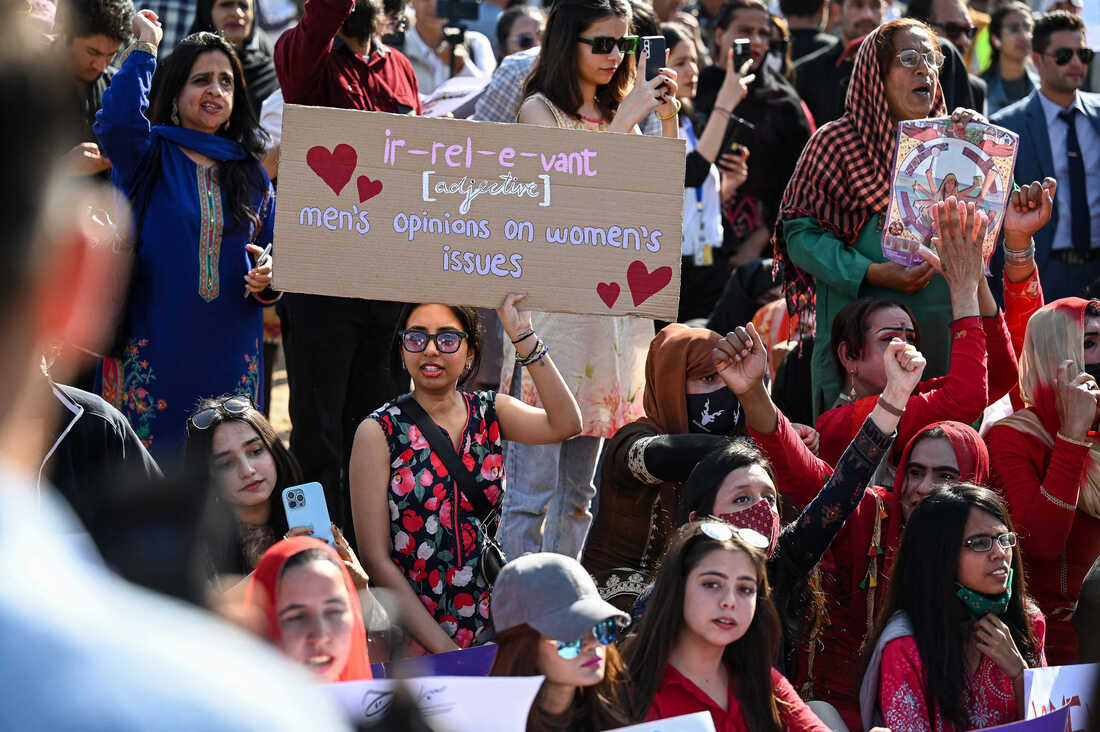 Police try to stop International Women's Day protests in Pakistan ...