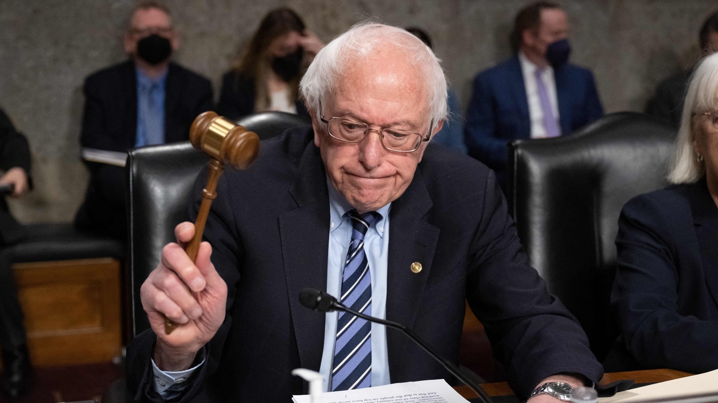 Starbucks' Howard Schultz denies union busting in faceoff with Bernie ...