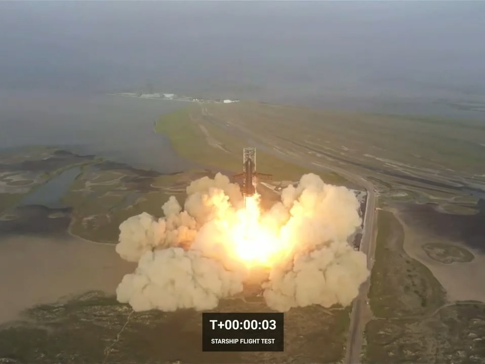 SpaceX's massive rocket Starship explodes 4 minutes after liftoff ...