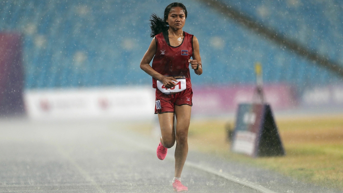 Runner finishes last in the rain, wins international praise for not ...