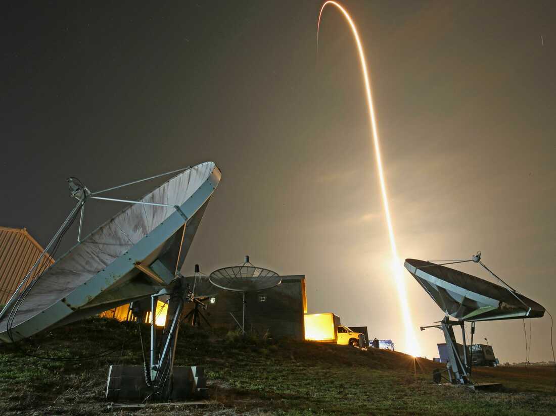 How SpaceX is funding its giant rocket to Mars : The Indicator from ...