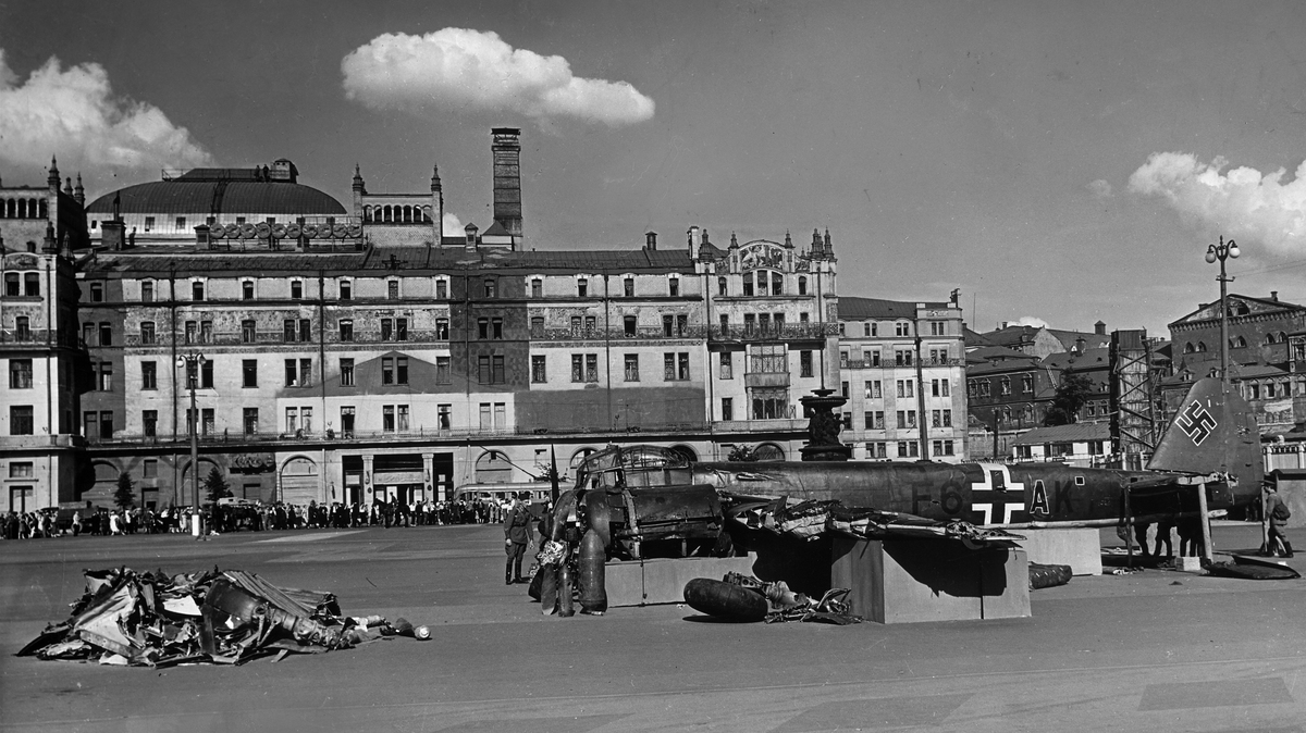 'The Red Hotel': Trying to cover World War II from a 'gilded cage' in ...