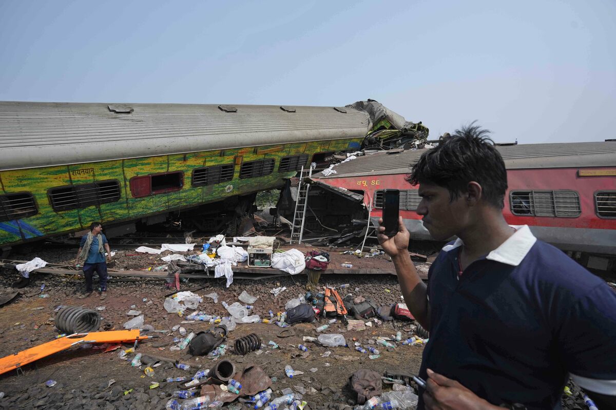 India passenger train derailment leaves over 280 dead, 900 injured : NPR
