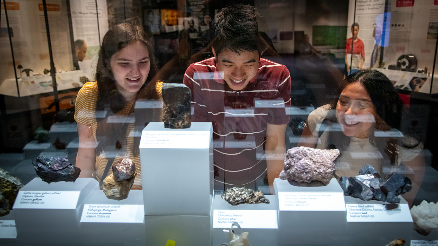 Explore the science of cellphones at the National Museum of Natural ...