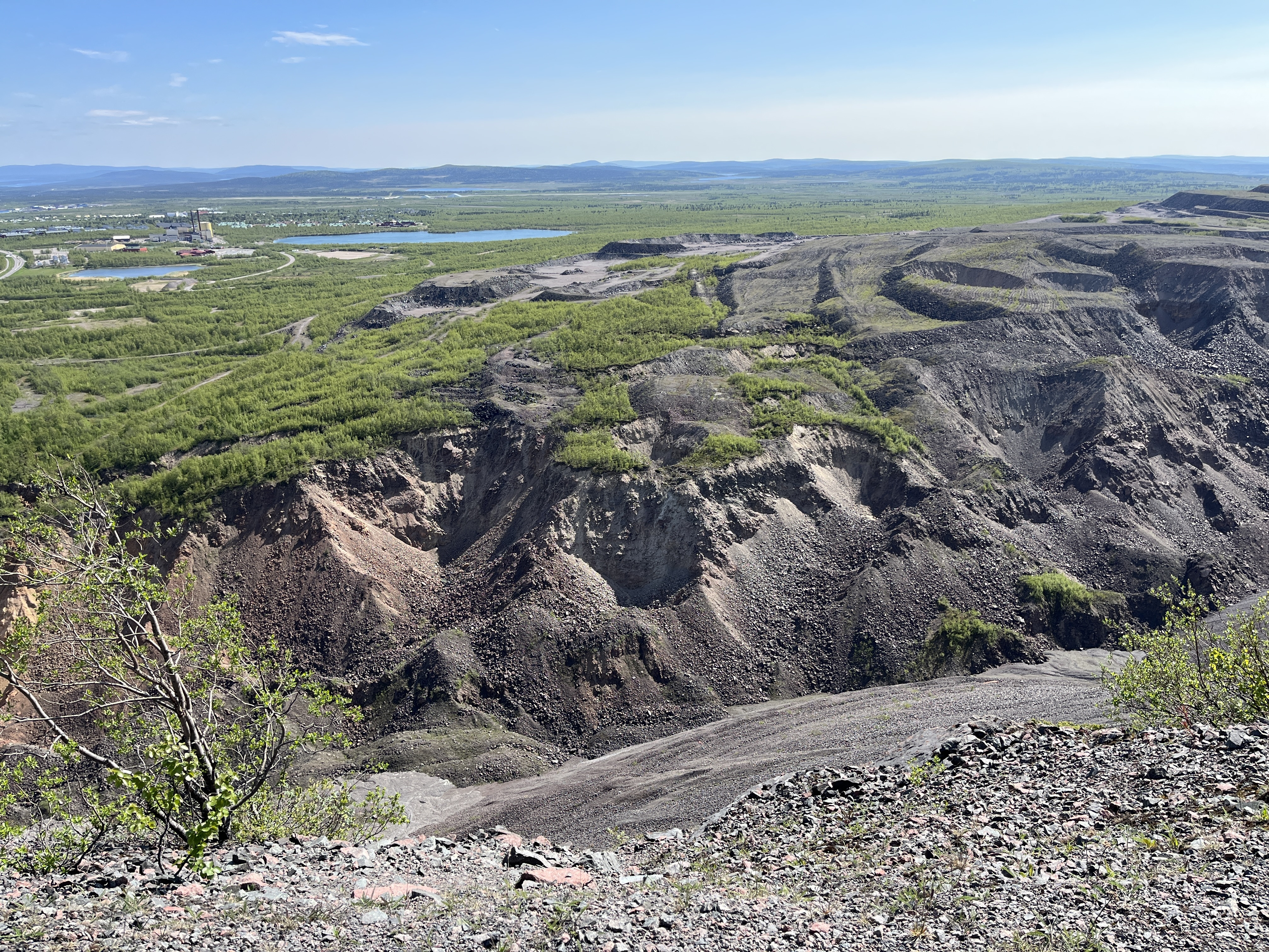 It's a journey to the center of the rare earths discovered in Sweden ...