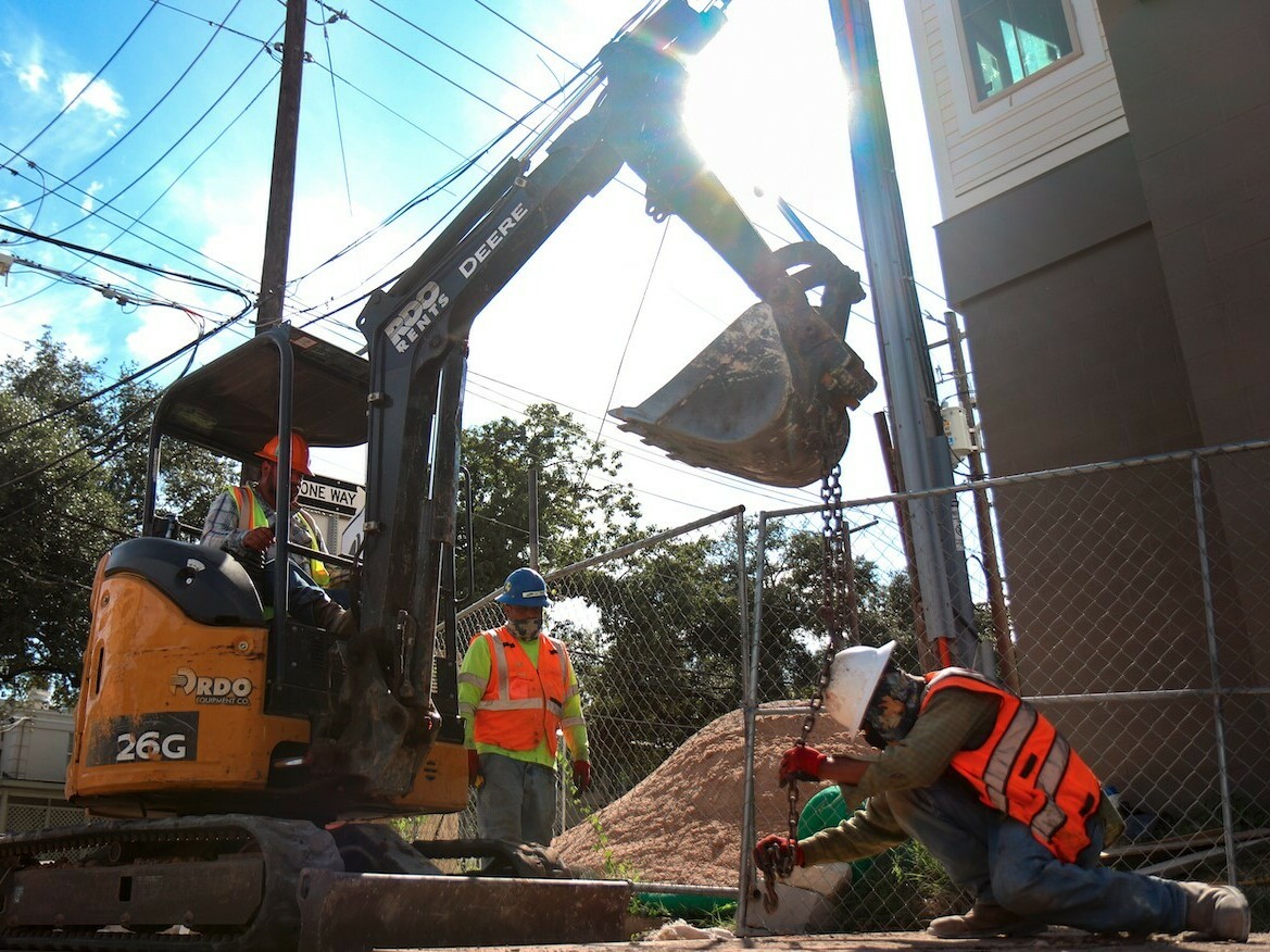 Amid a record heat wave, Texas construction workers lose their right to ...