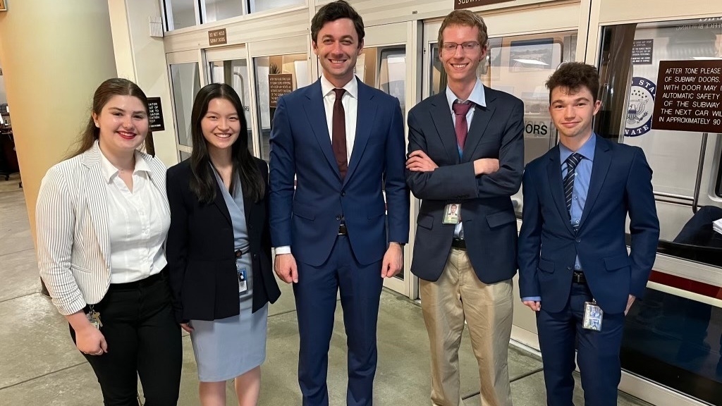 These interns took selfies with all 100 senators. Here's what they ...
