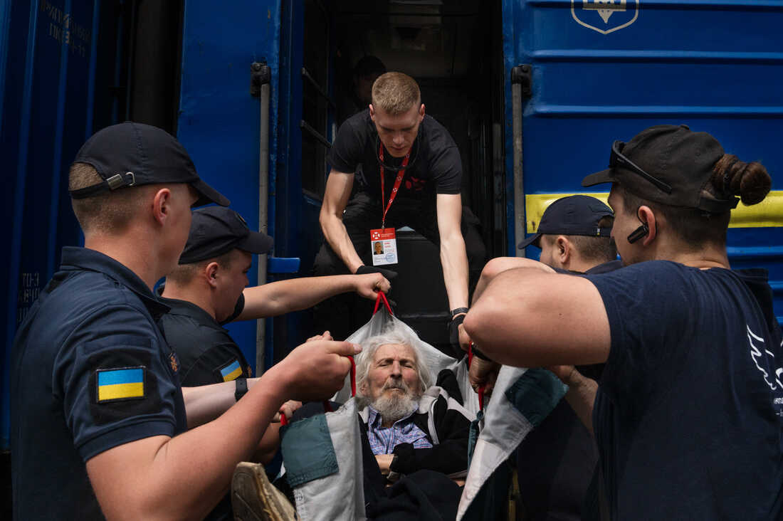 Ukrainian rescue worker evacuates people from the front lines : The ...