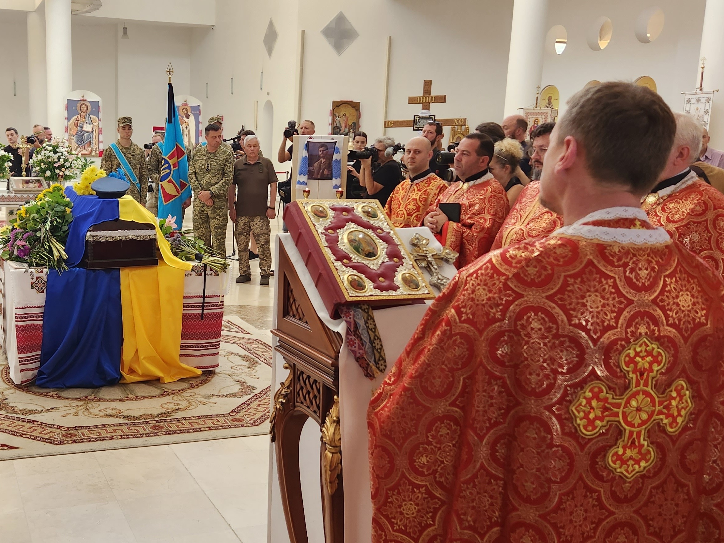 As war losses mount, Ukraine honors a veteran jet fighter pilot who ...
