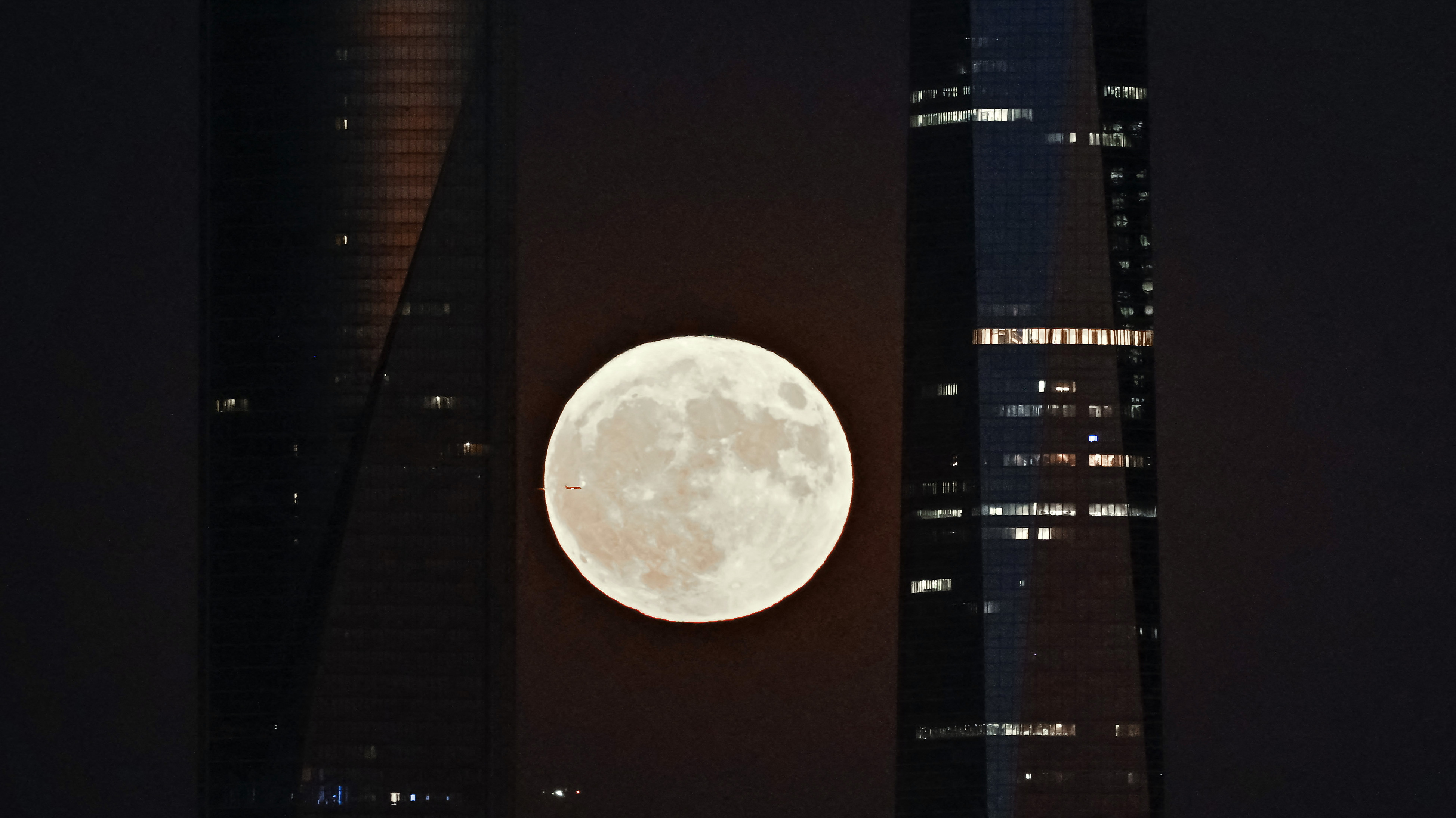 It's big! It's bright! It's a rare blue supermoon! Here's how to check ...