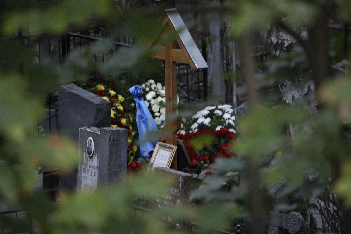 Yevgeny Prigozhin buried as some Russians make memorials for Wagner ...