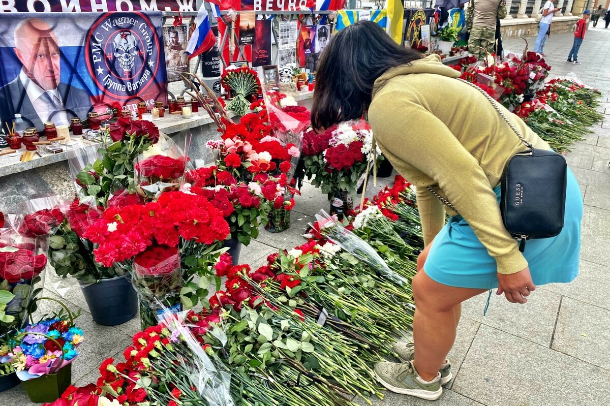 Yevgeny Prigozhin buried as some Russians make memorials for Wagner ...