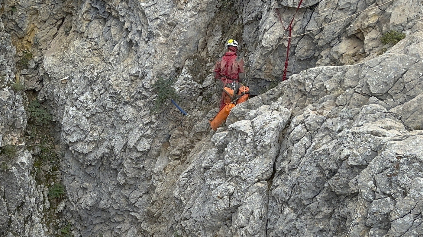 American researcher who is trapped deep in a Turkish cave prepares for ...
