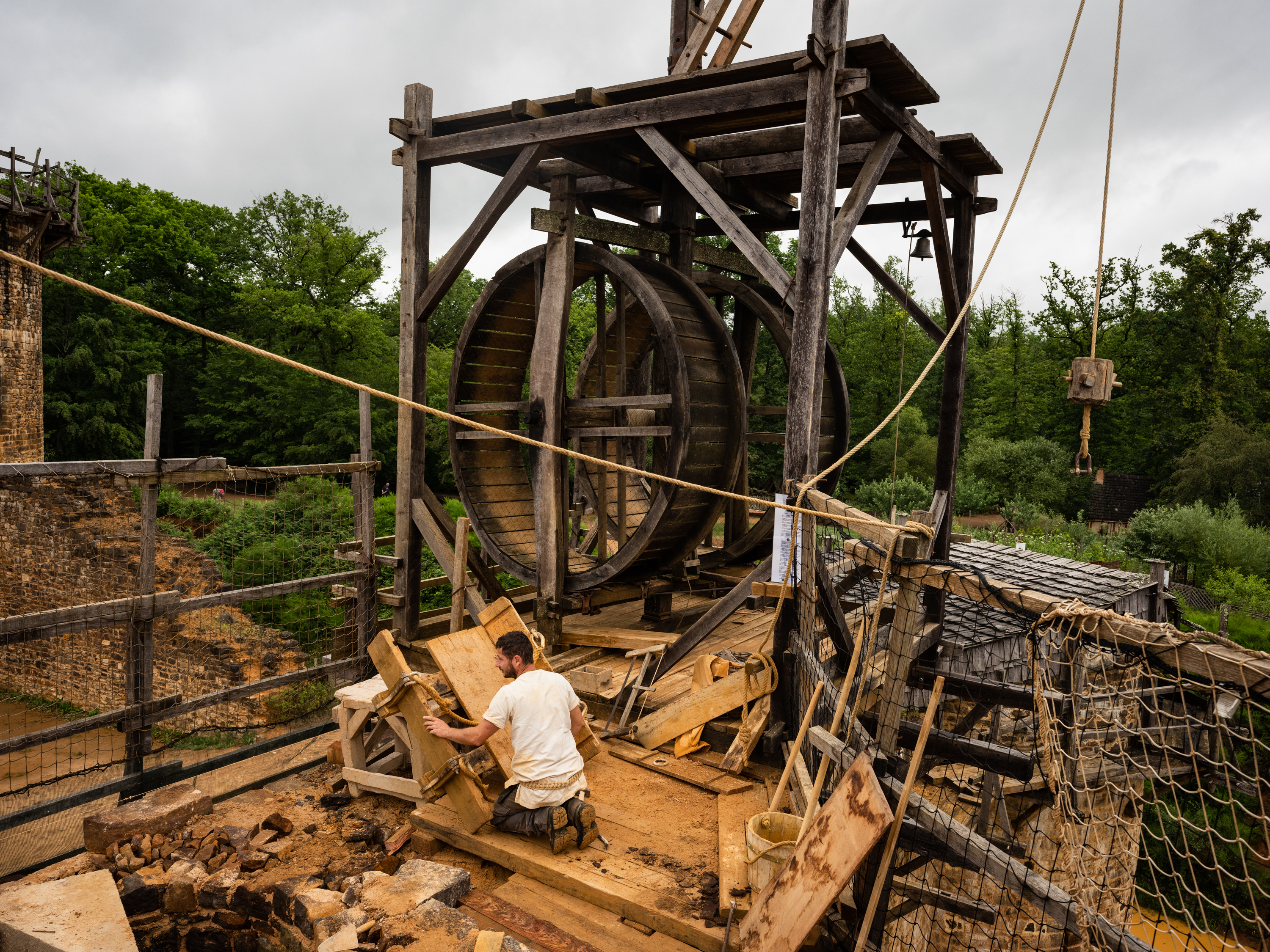 In France, workers build a castle from scratch the 13th century way ...
