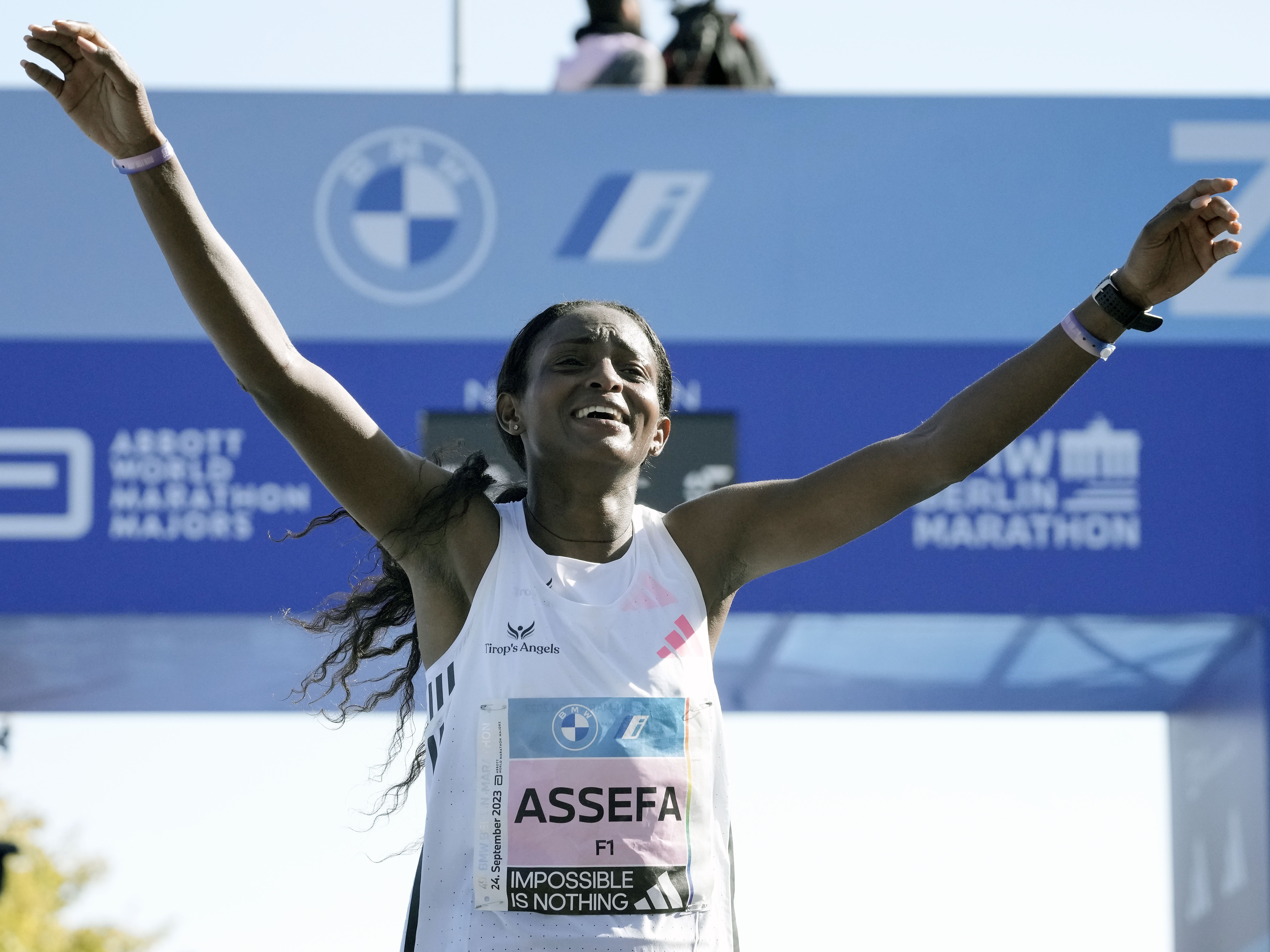 Tigst Assefa smashes the women's marathon record by more than 2 minutes ...
