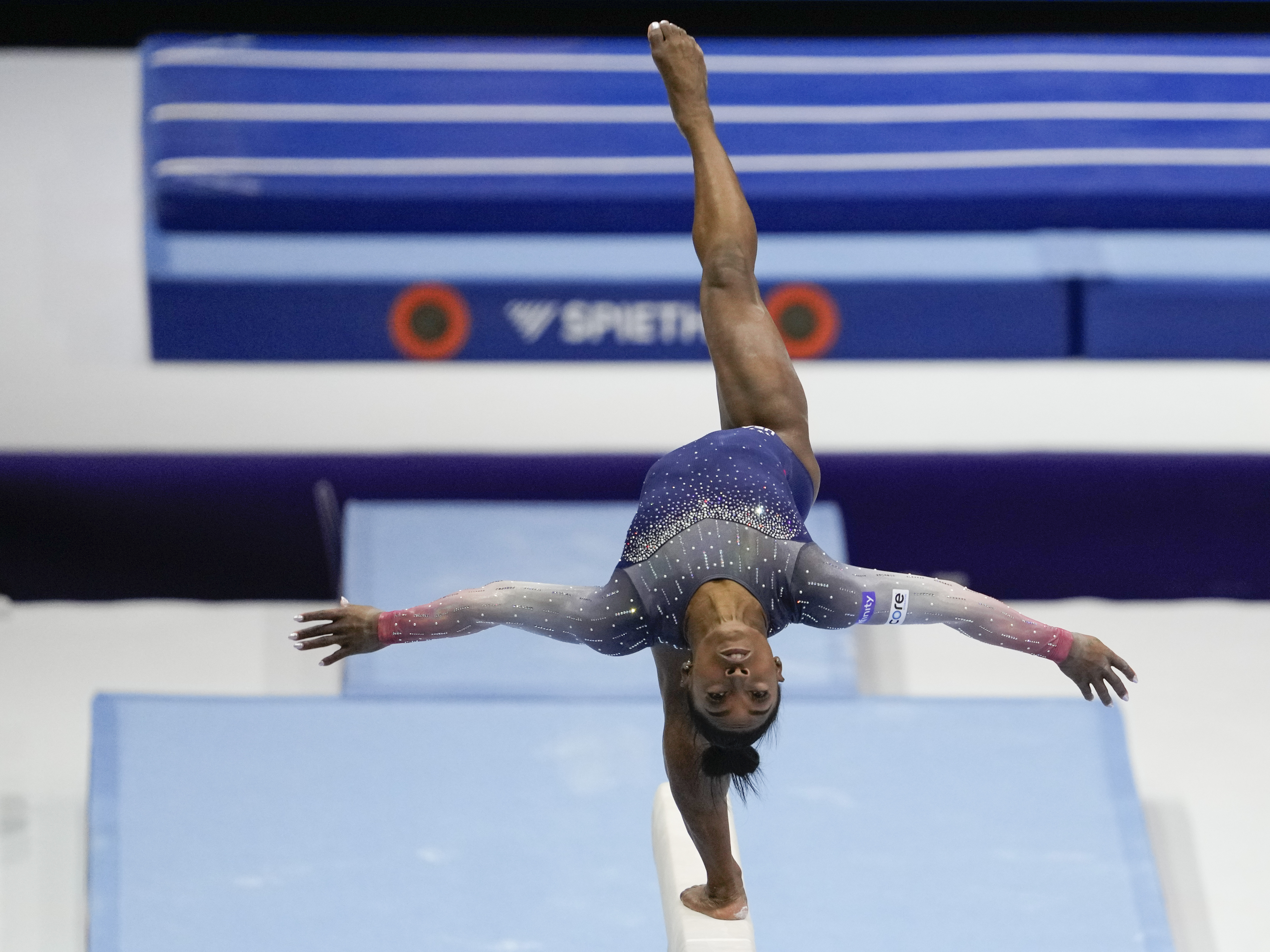 Simone Biles leads U.S. to a record 7th straight team title at world ...